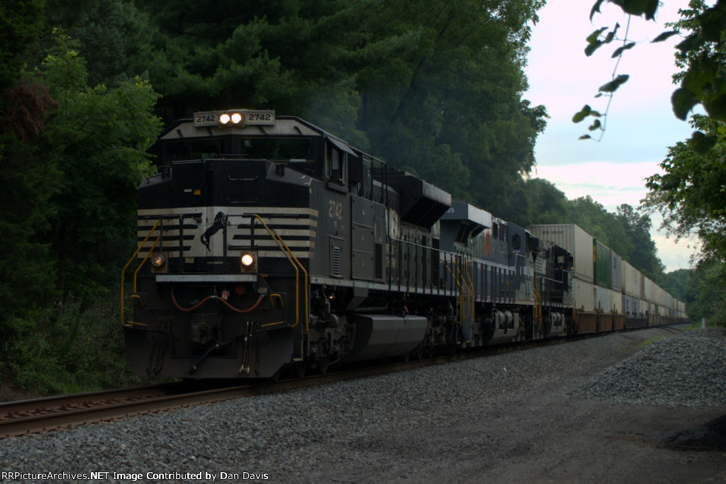 NS SD70M-2 2742 leads 21M